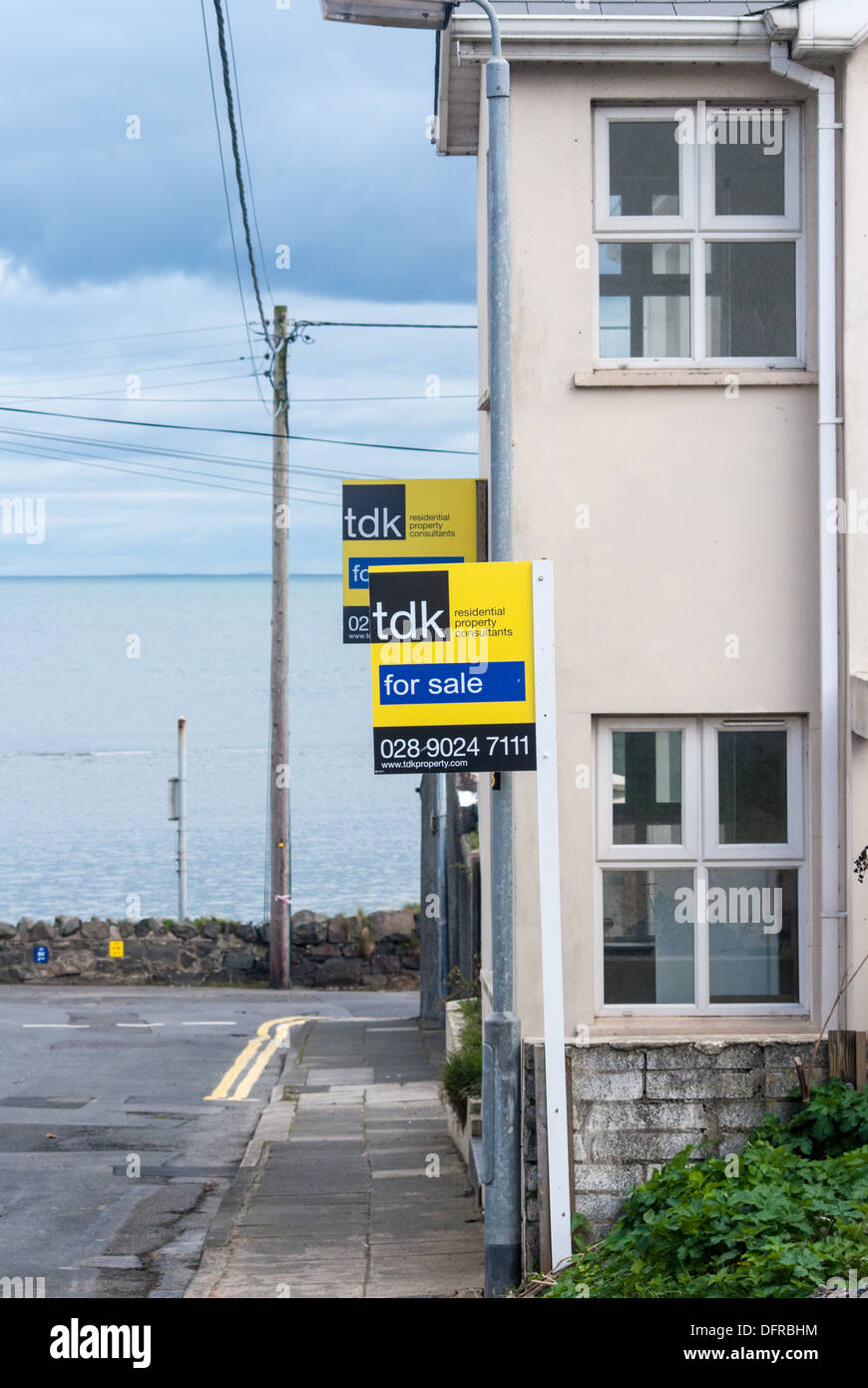 For Sale signs outside house Stock Photo - Alamy