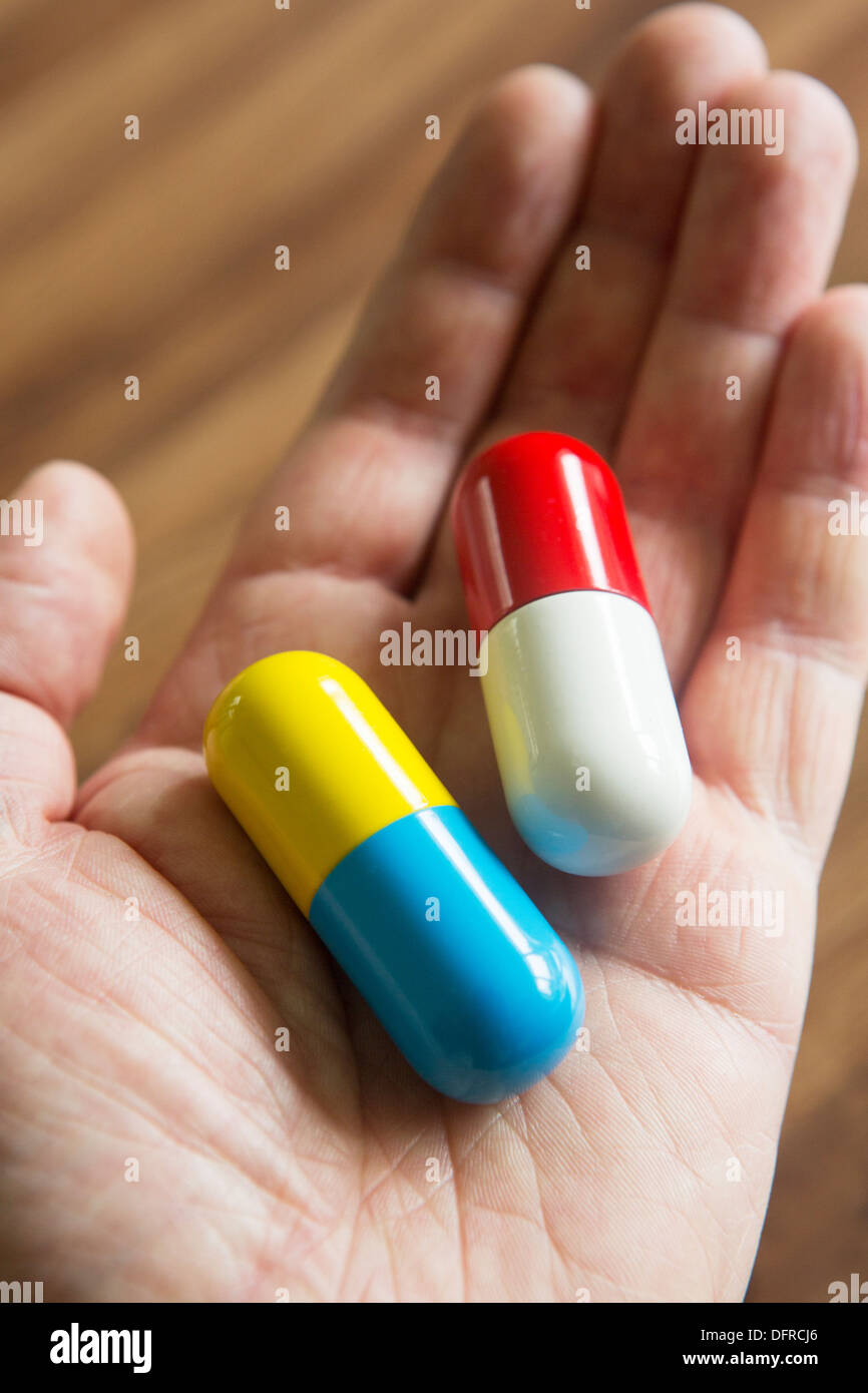 Hand holding capsule hi-res stock photography and images - Alamy