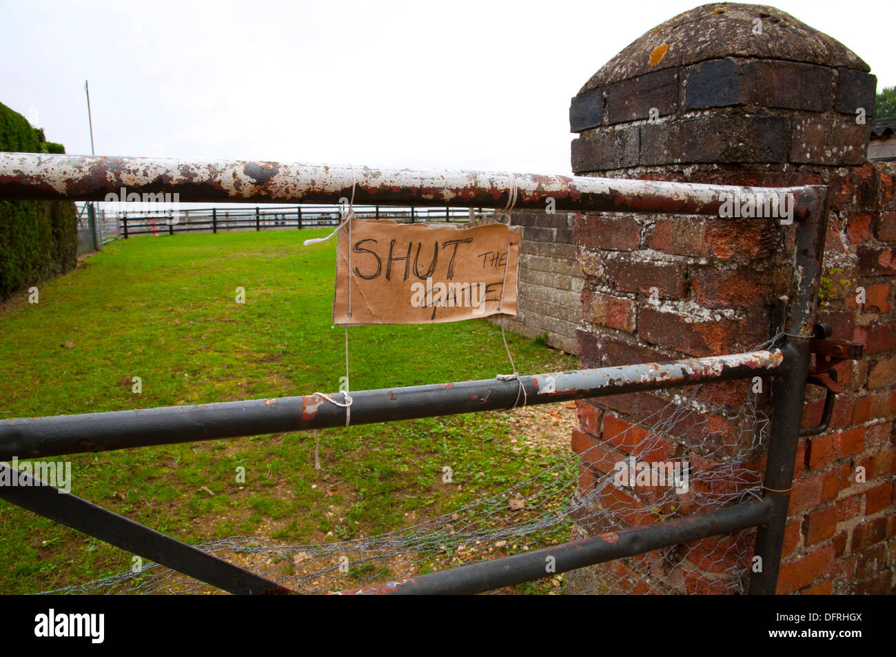 "shut the gate sign Stock Photo - Alamy
