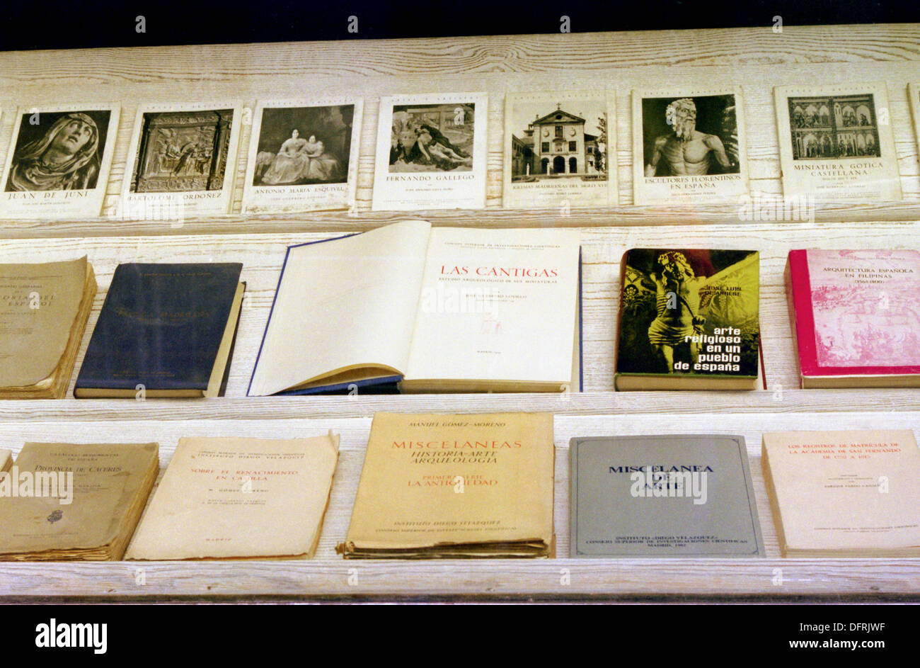 Books in line hi-res stock photography and images - Alamy