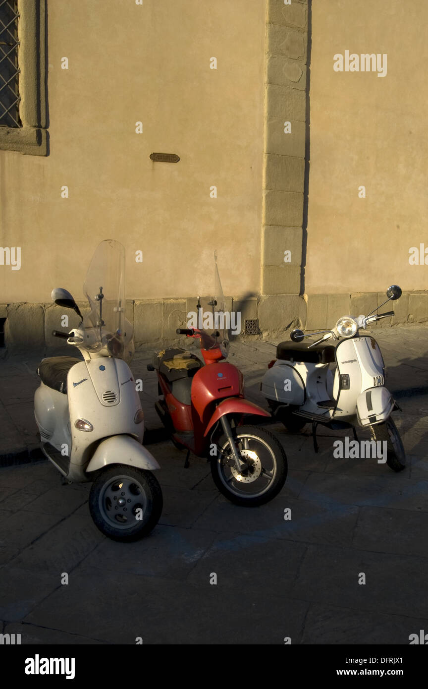 Vespas park hi-res stock photography and images - Alamy