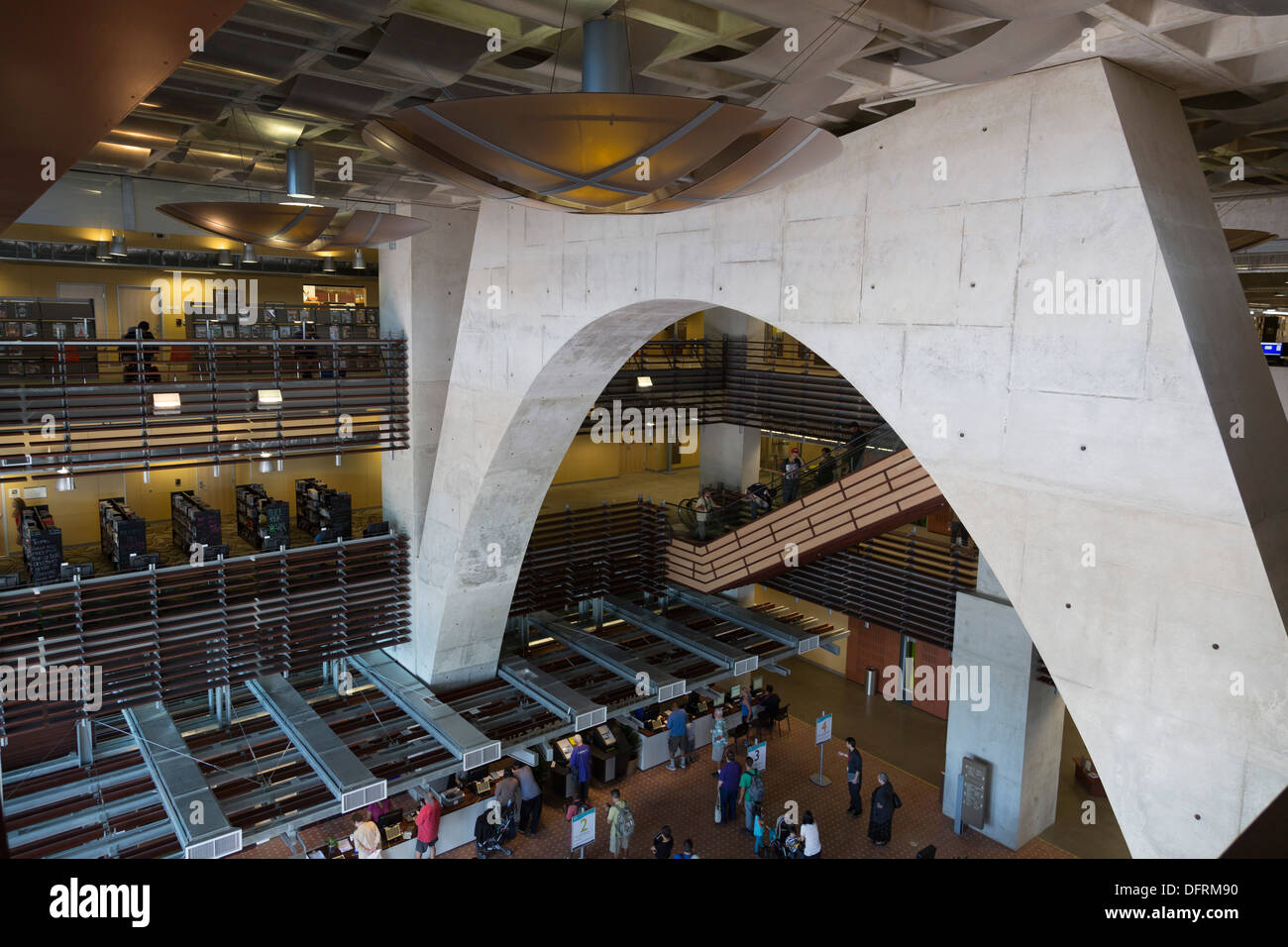Library reference desk hi-res stock photography and images - Alamy