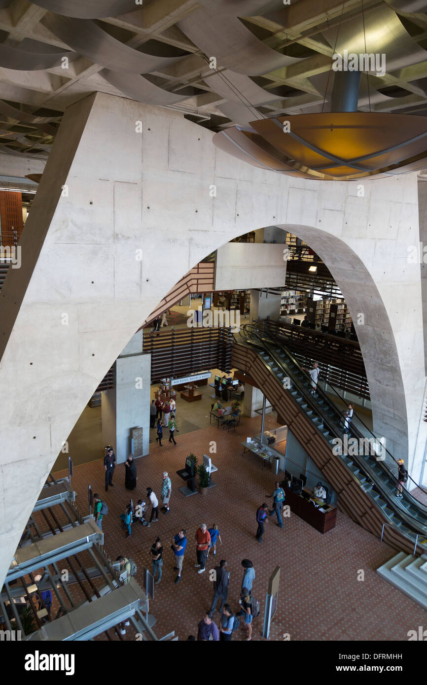 Crowded library books hi-res stock photography and images - Alamy