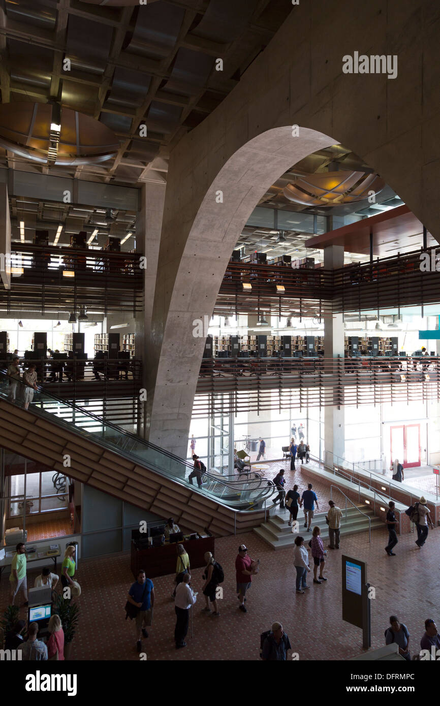 Crowded library books hi-res stock photography and images - Alamy