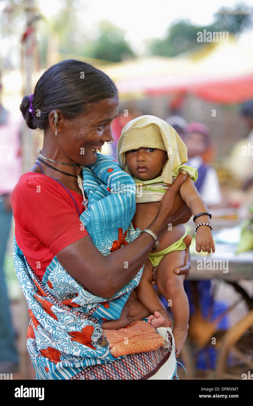 Madia tribe woman with child, Bhamragad, Maharashtra, India Stock Photo ...