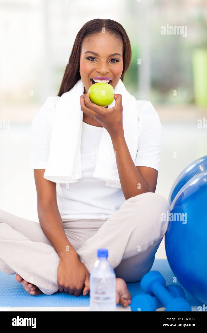 Afro american fitness woman eating apple hi-res stock photography and ...