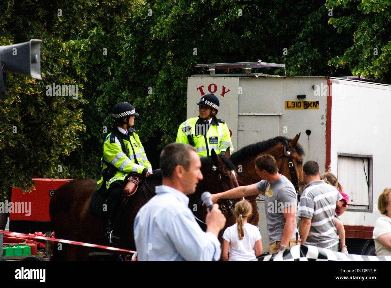 City of london police officers hi-res stock photography and images - Alamy