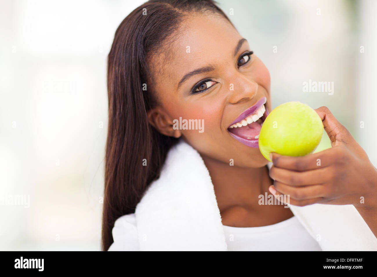African woman eating hi-res stock photography and images - Alamy