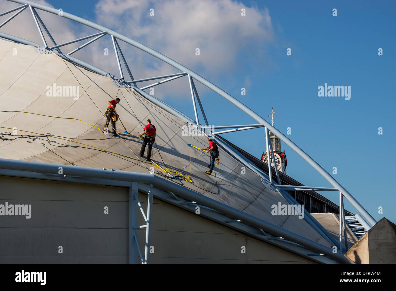 Cleaning roof hi-res stock photography and images - Alamy