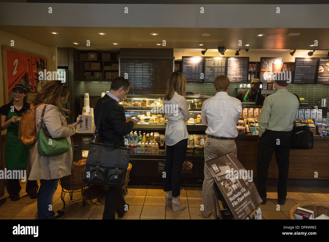 Starbucks line hi-res stock photography and images - Alamy
