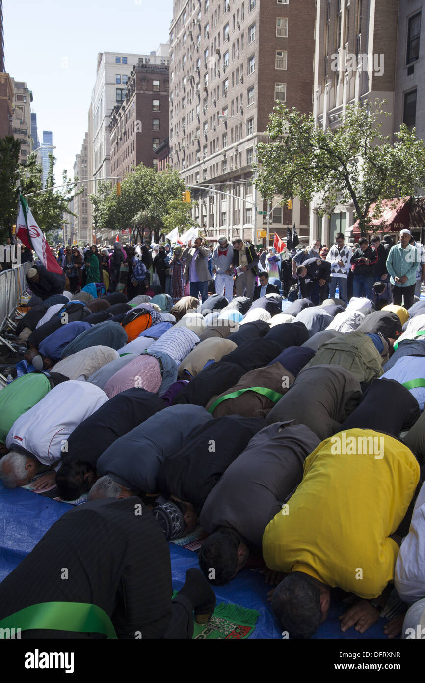 People muslim praying religion hi-res stock photography and images - Alamy