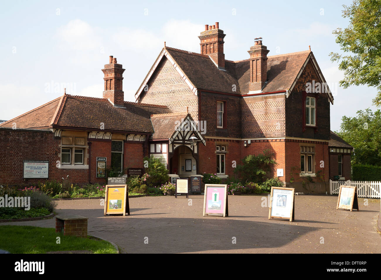 Sheffield park station hi-res stock photography and images - Alamy