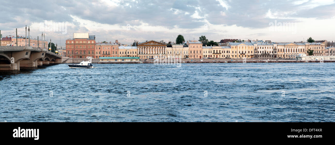 English embankment hi-res stock photography and images - Alamy