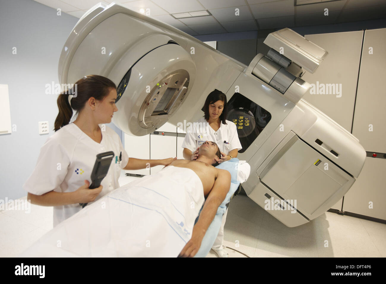 Linear accelerator, radiation therapy oncology. Hospital Universitario ...