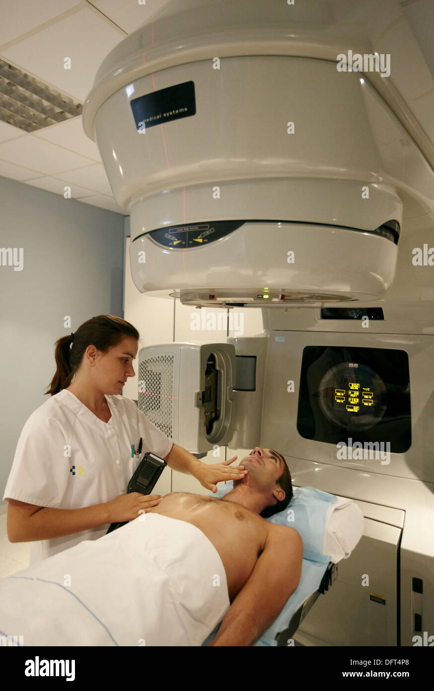 Linear accelerator, radiation therapy oncology. Hospital Universitario ...