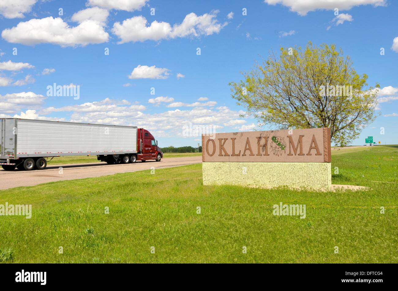 State line marker hi-res stock photography and images - Alamy