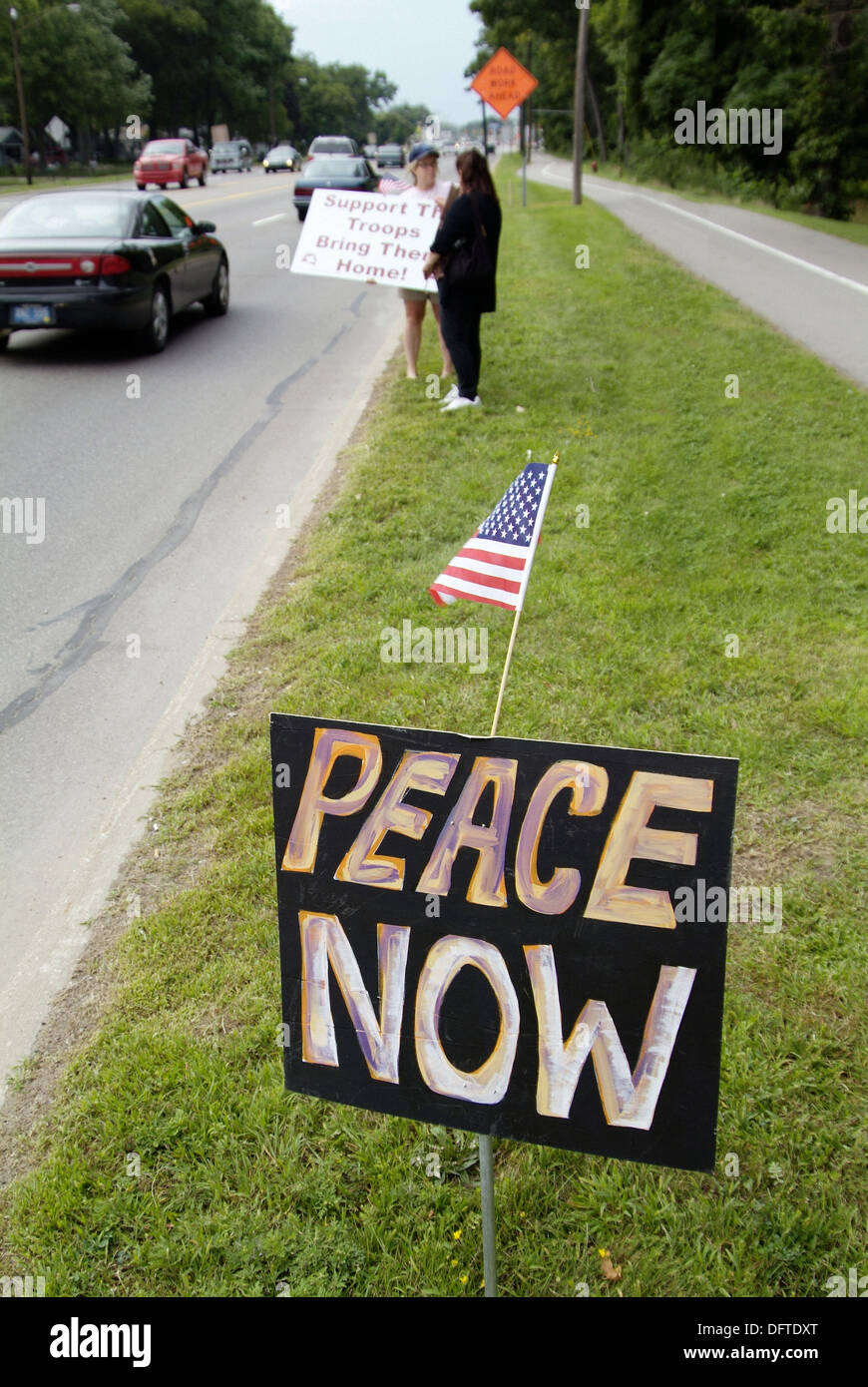 Protesters holding protest signs hi-res stock photography and images ...