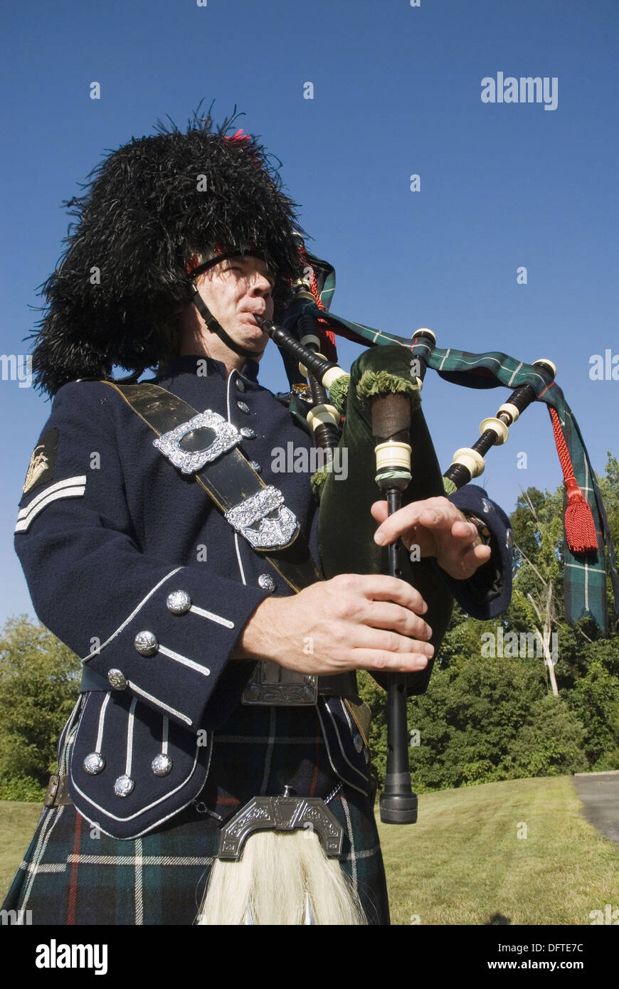 Male bagpiper hi-res stock photography and images - Alamy