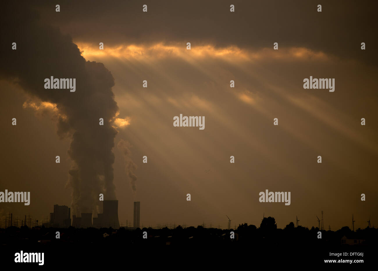 Pulheim, Germany. 6th Oct, 2013. Rays of sunlight break through a cloud ...