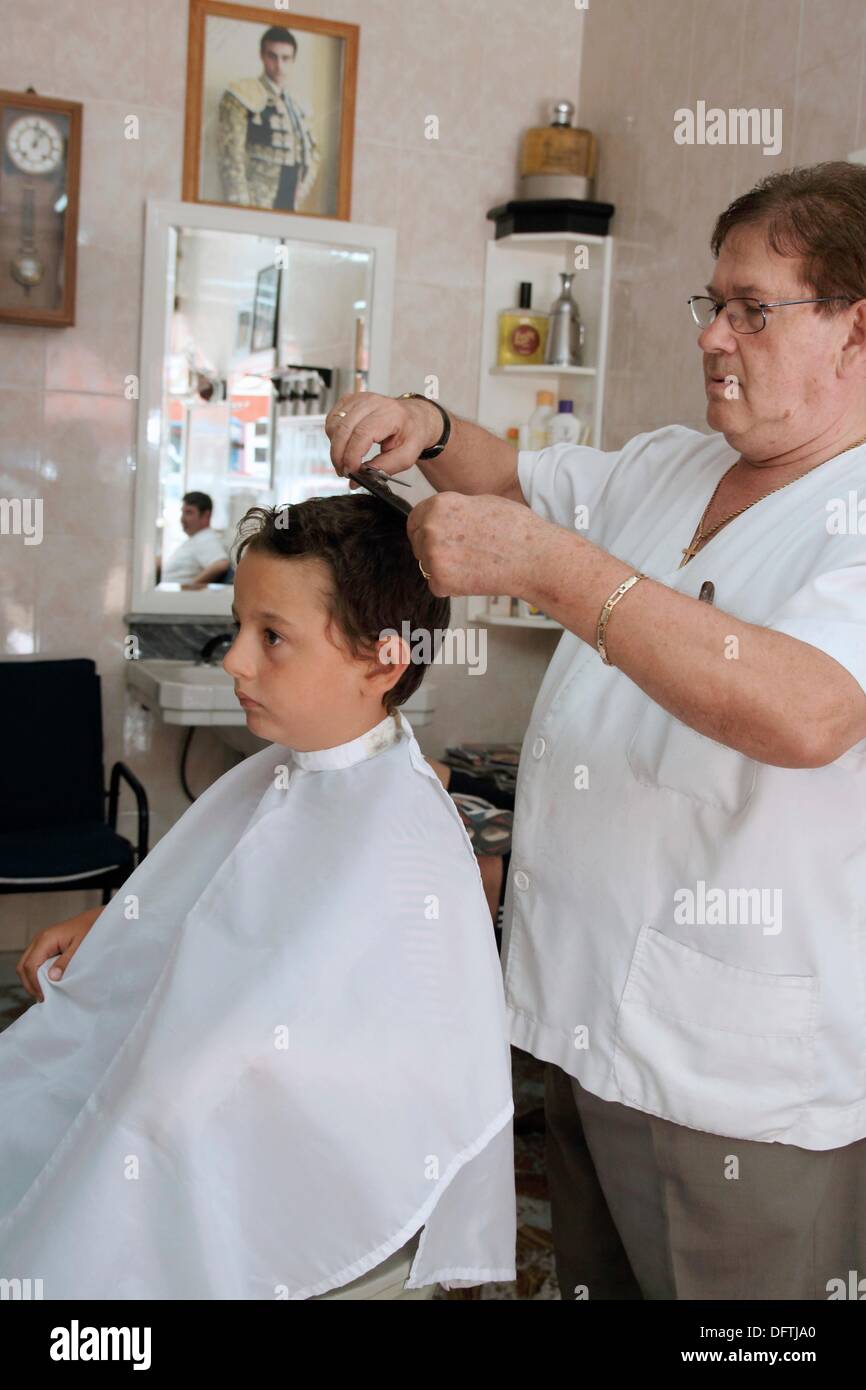 Old fashioned barber shop interior hi-res stock photography and images ...