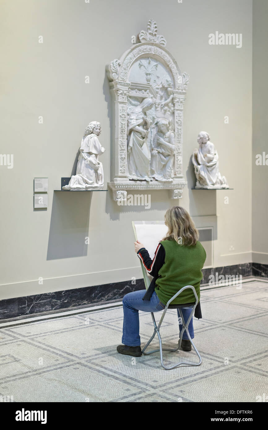 Sketching at the V&A museum, London, England Stock Photo - Alamy