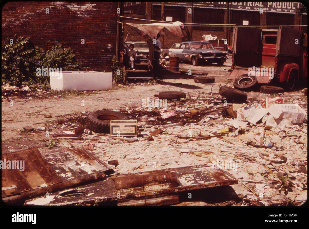Vacant lot trash hi-res stock photography and images - Alamy