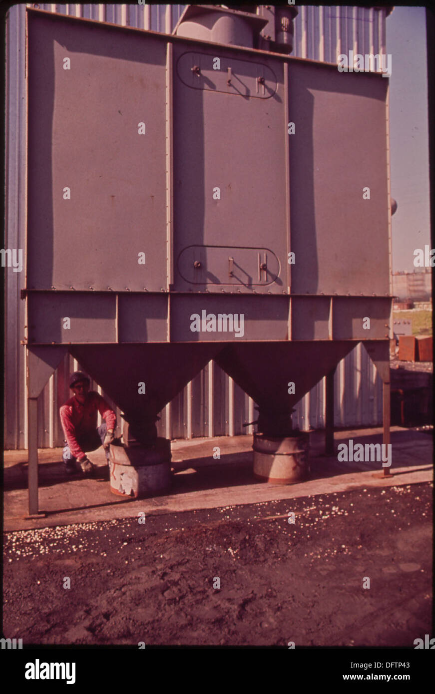 Enclosed sandblasting unit hi-res stock photography and images - Alamy