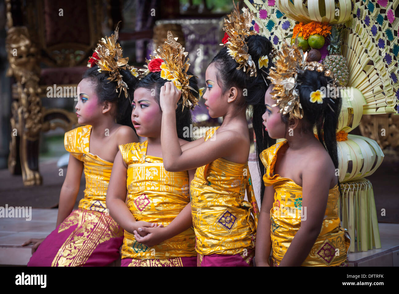 Indigenous girls dance hi-res stock photography and images - Alamy