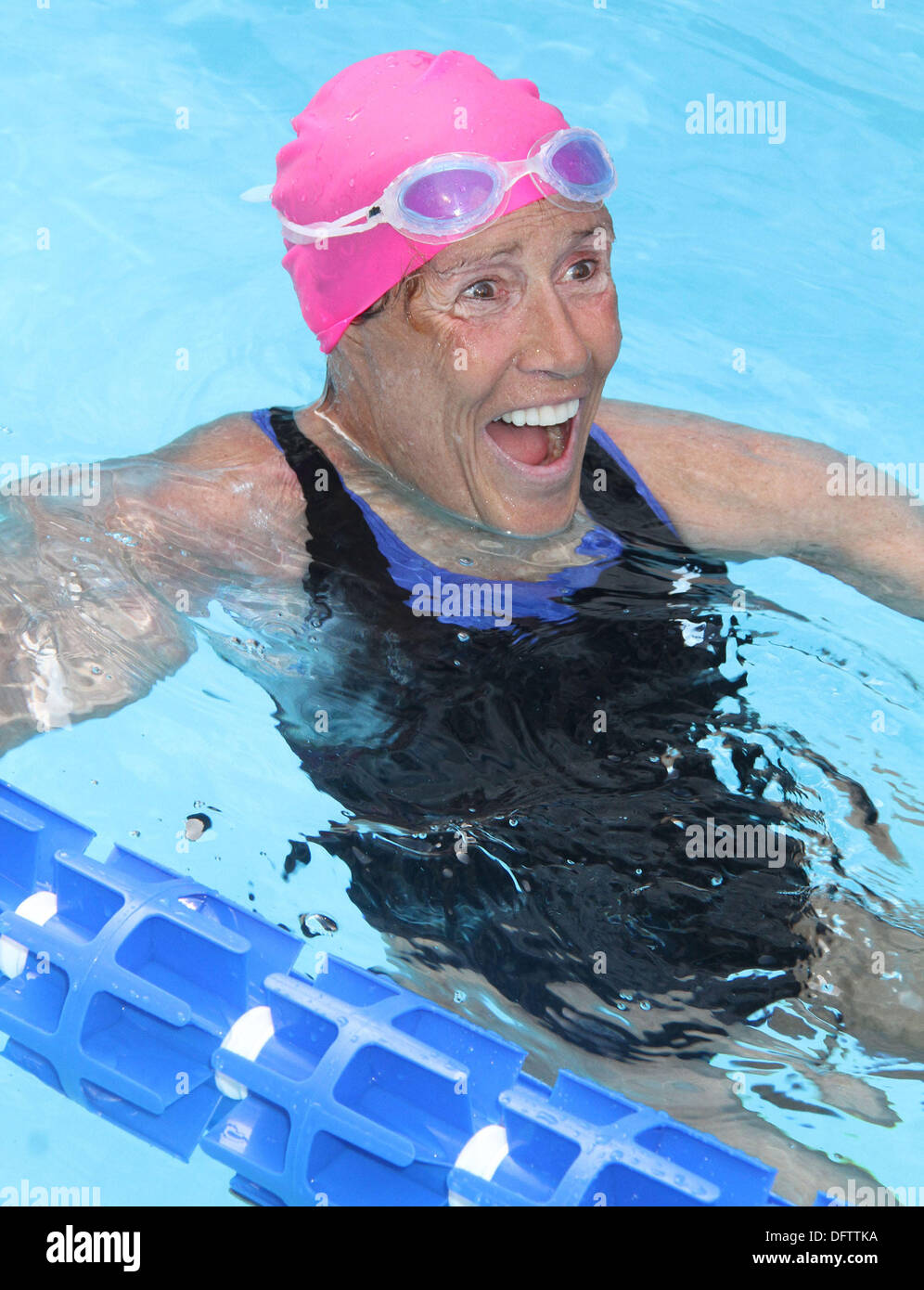 New York, New York, USA. 8th Oct, 2013. Swimmer DIANE NYAD attempts to ...