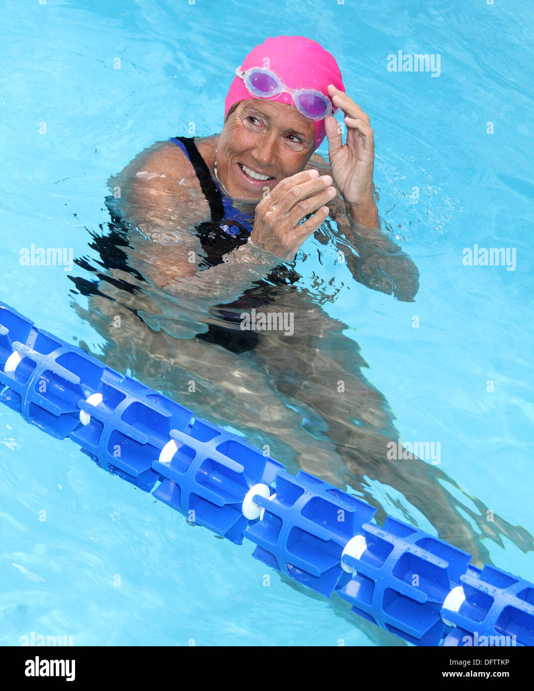 New York, New York, USA. 8th Oct, 2013. Swimmer DIANE NYAD attempts to ...
