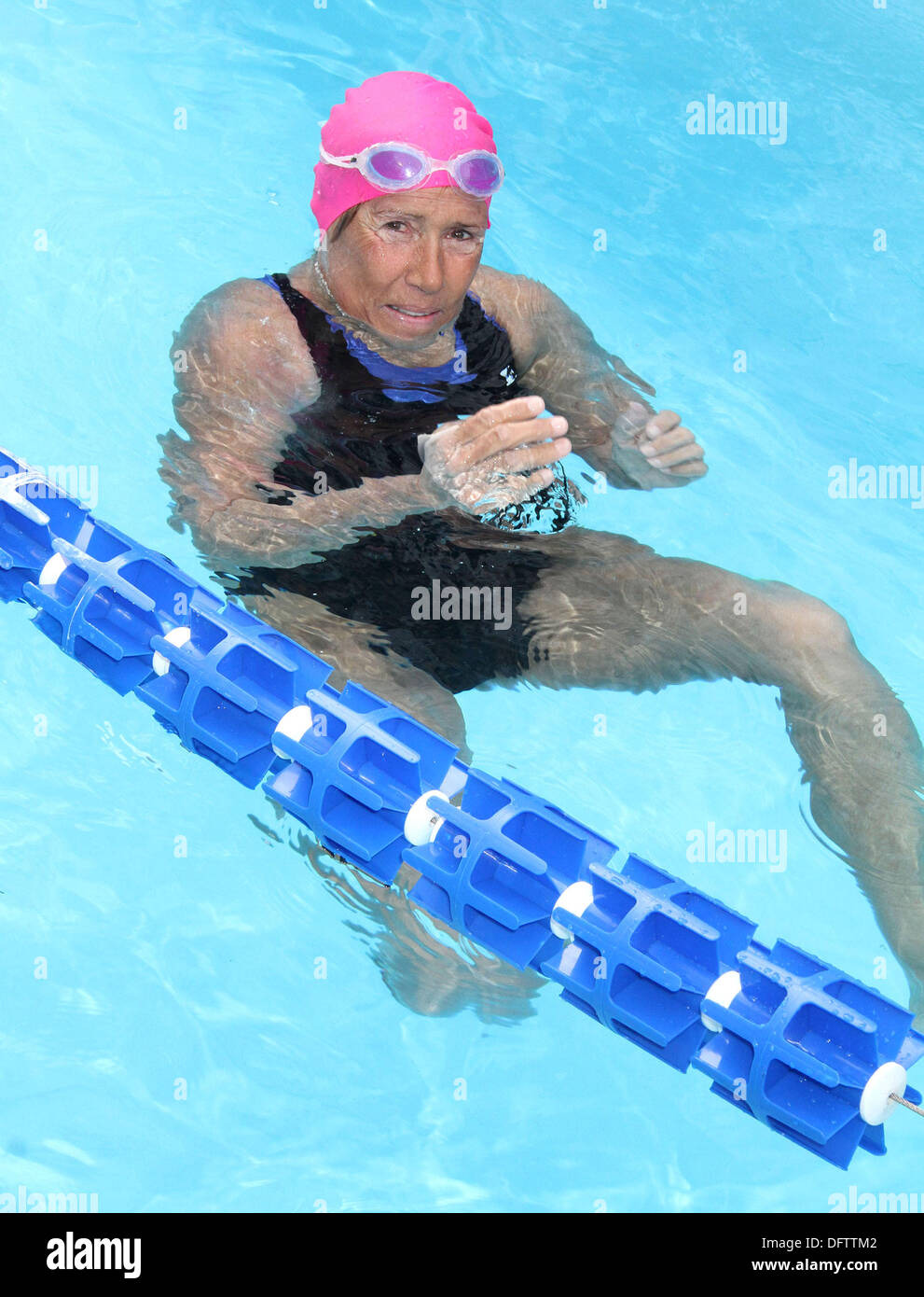 New York, New York, USA. 8th Oct, 2013. Swimmer DIANE NYAD attempts to ...