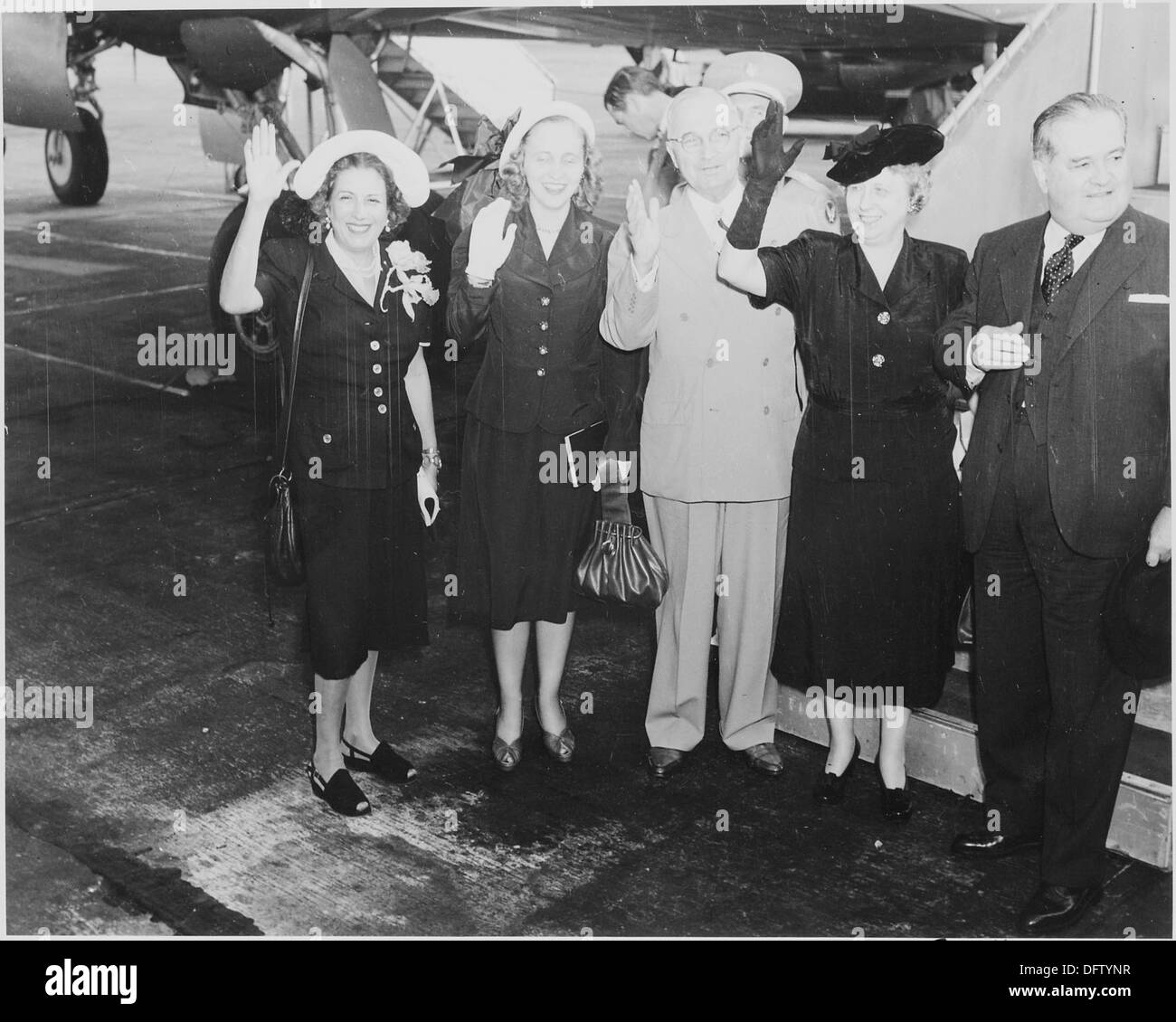 Wave good bye vintage hi-res stock photography and images - Alamy