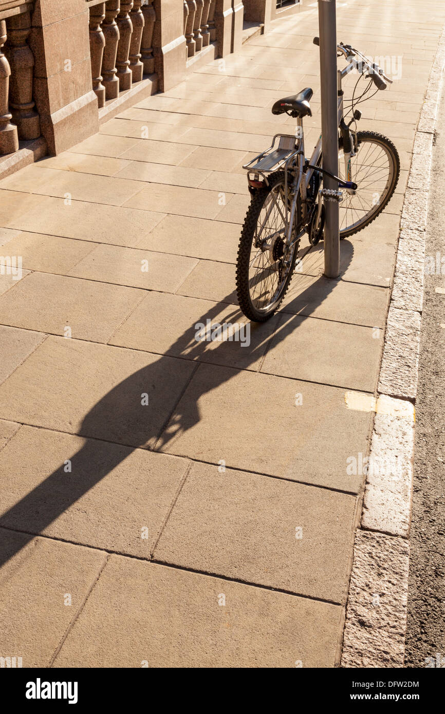 Leaning against post hi-res stock photography and images - Alamy