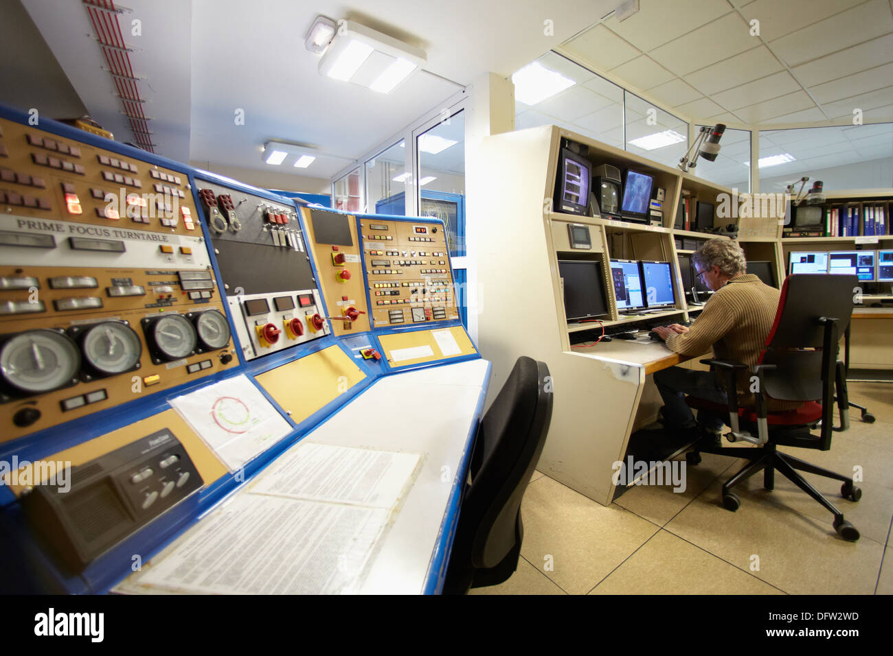 Very large telescope control room hi-res stock photography and images ...