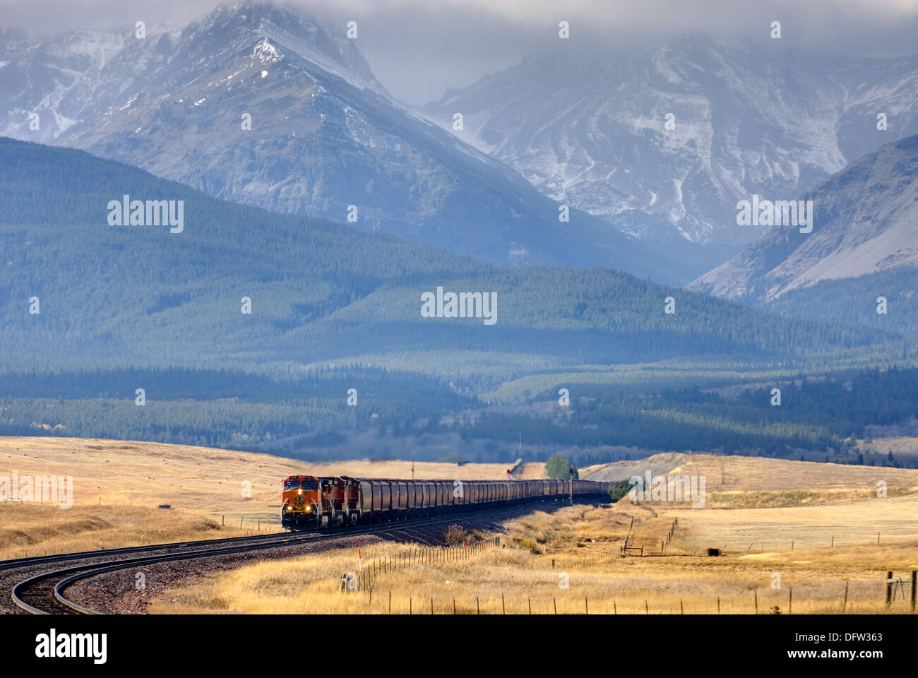 Montana mountain range ranges hi-res stock photography and images - Alamy