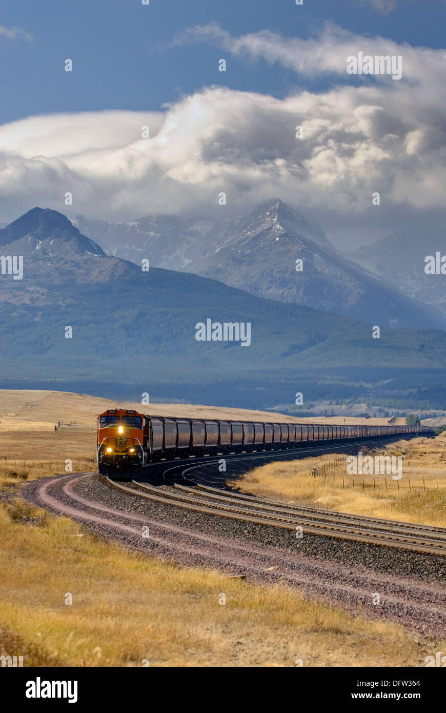 Montana mountain range ranges hi-res stock photography and images - Alamy