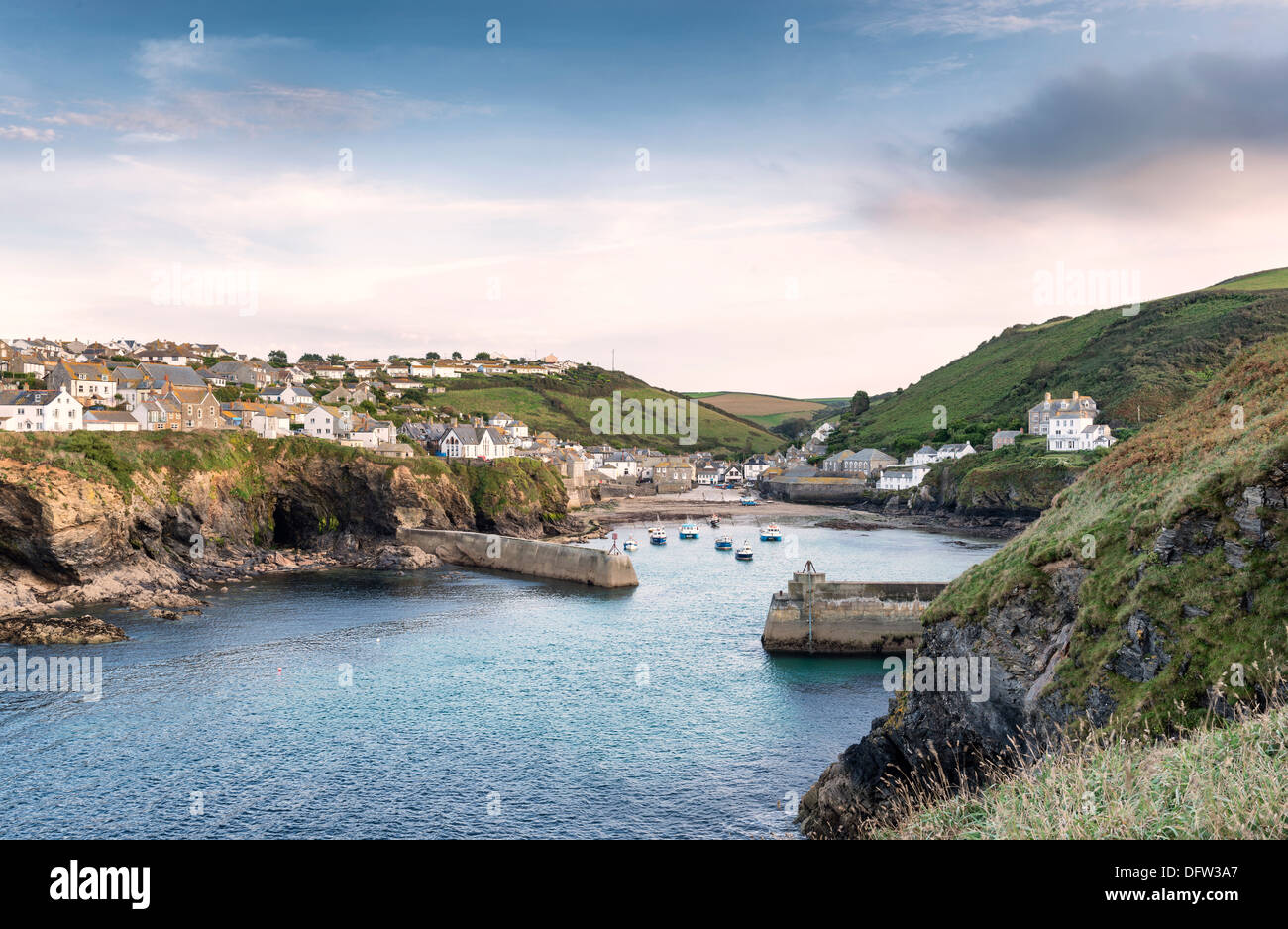 Cornwall cottage cliff hi-res stock photography and images - Alamy