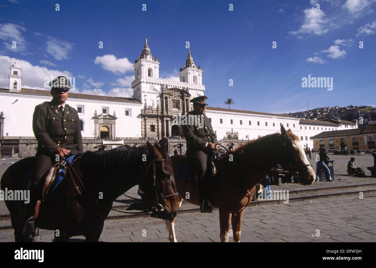 Mounted policeman policemen hi-res stock photography and images - Alamy