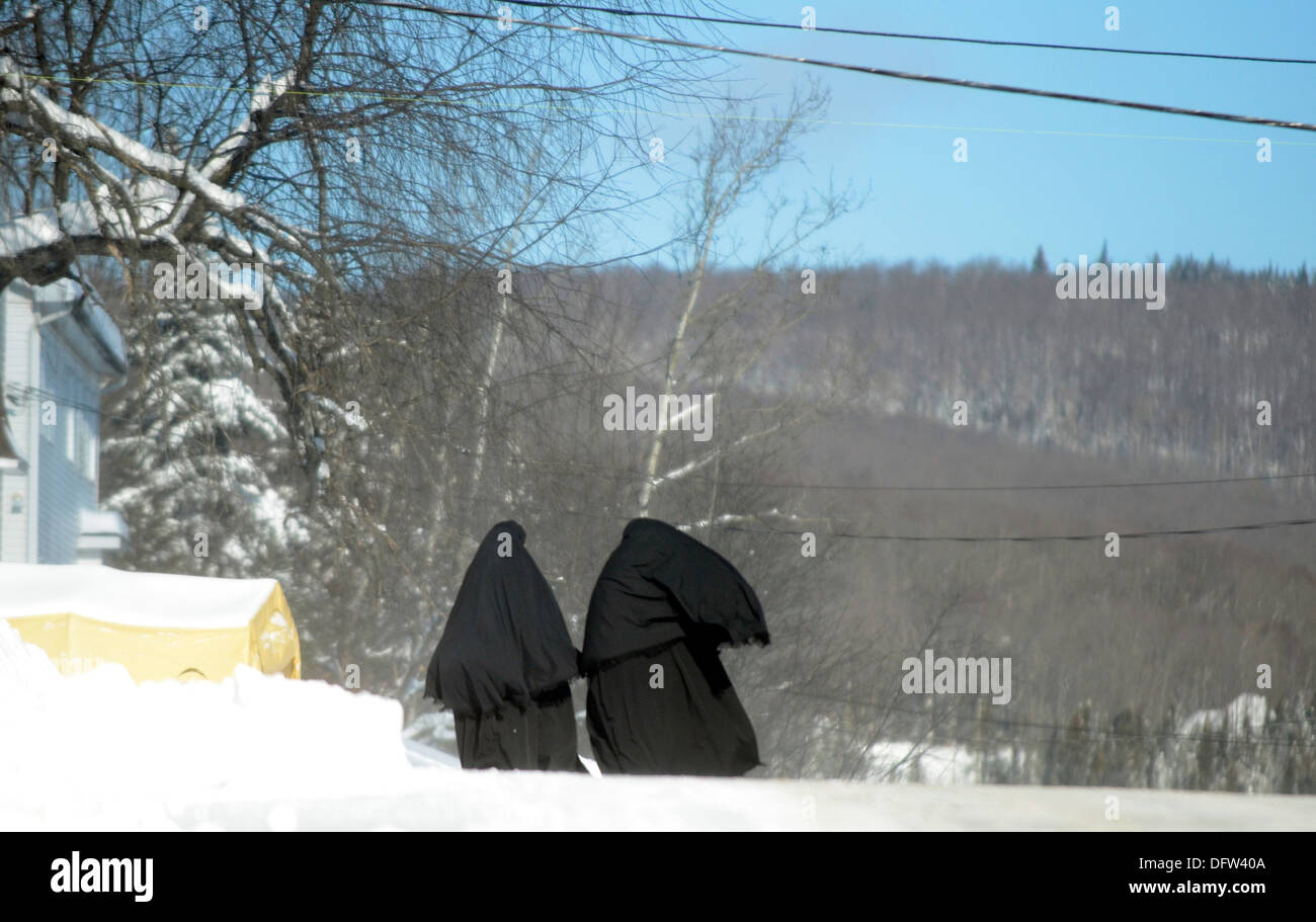 Woman of the Lev Tahor (Pure Heart) Orthodox Jewish community, Sainte ...