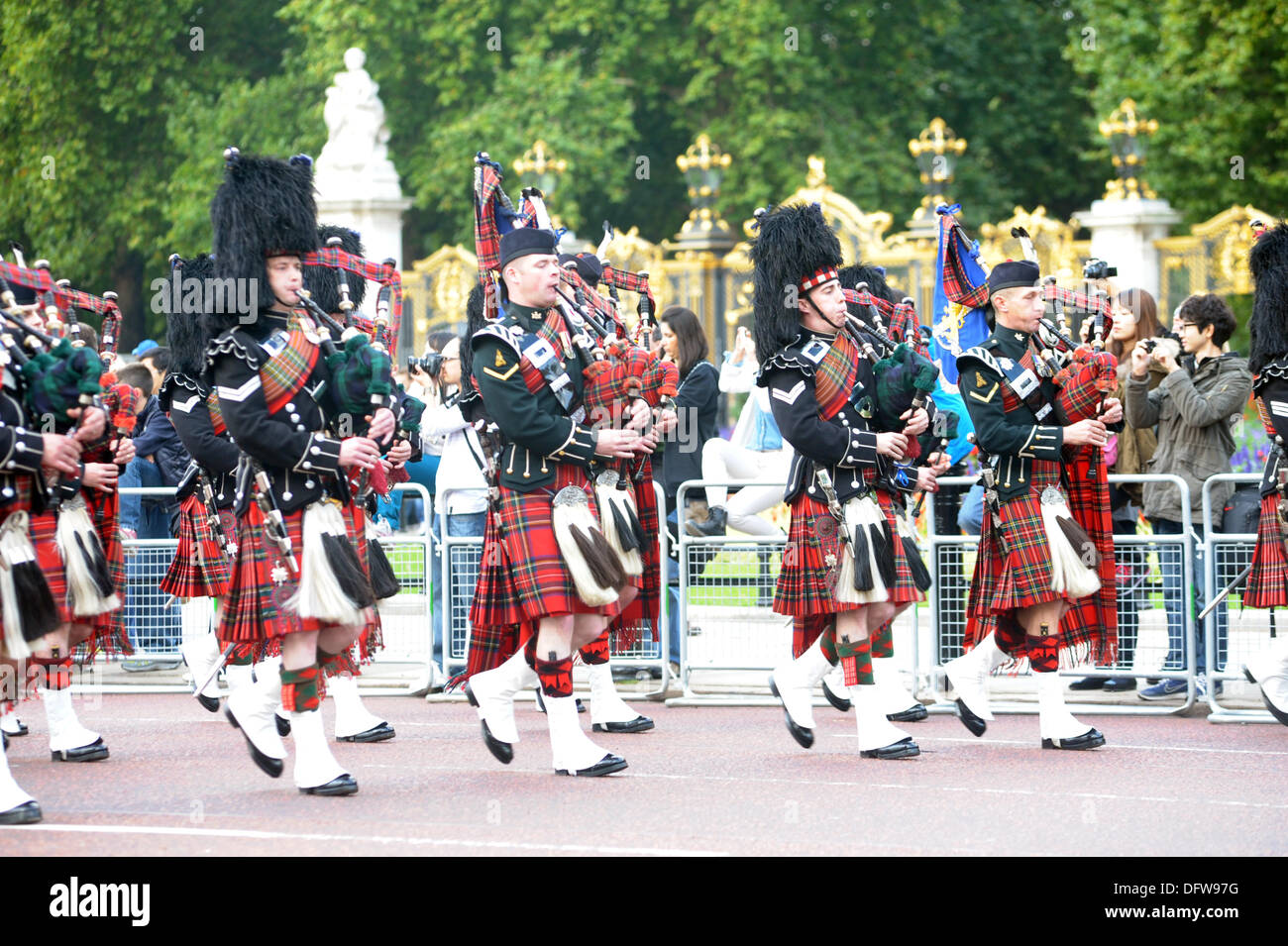 London, UK. 9th October 2013. Commonwealth Games Baton Relay 2014 Sir ...