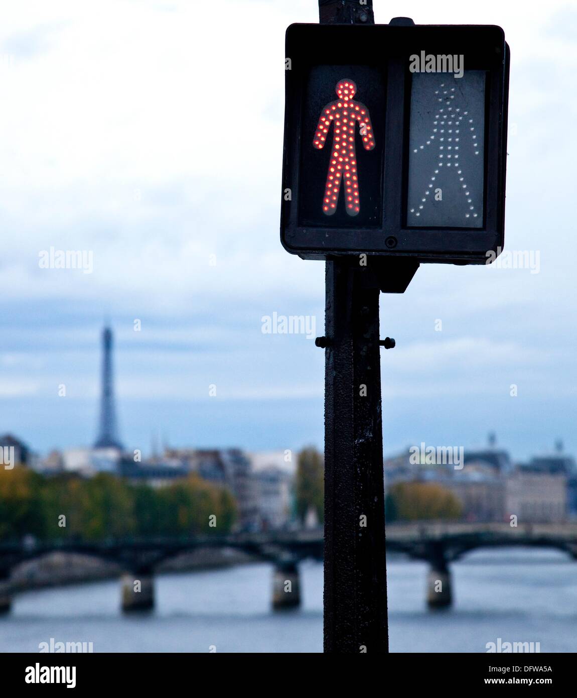 Pedestrian stop sign traffic light hi-res stock photography and images ...