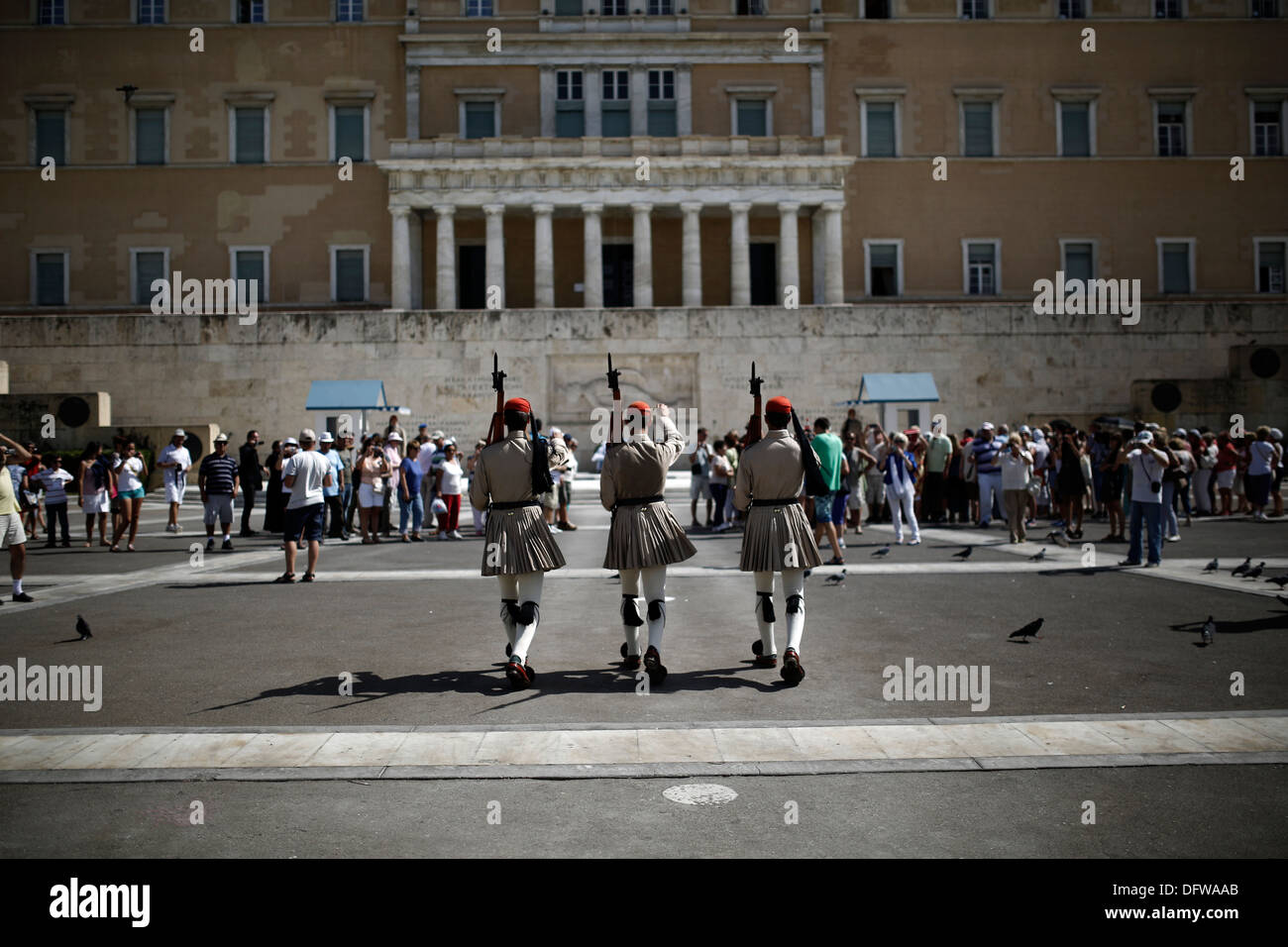 Evzones changing guard hi-res stock photography and images - Alamy