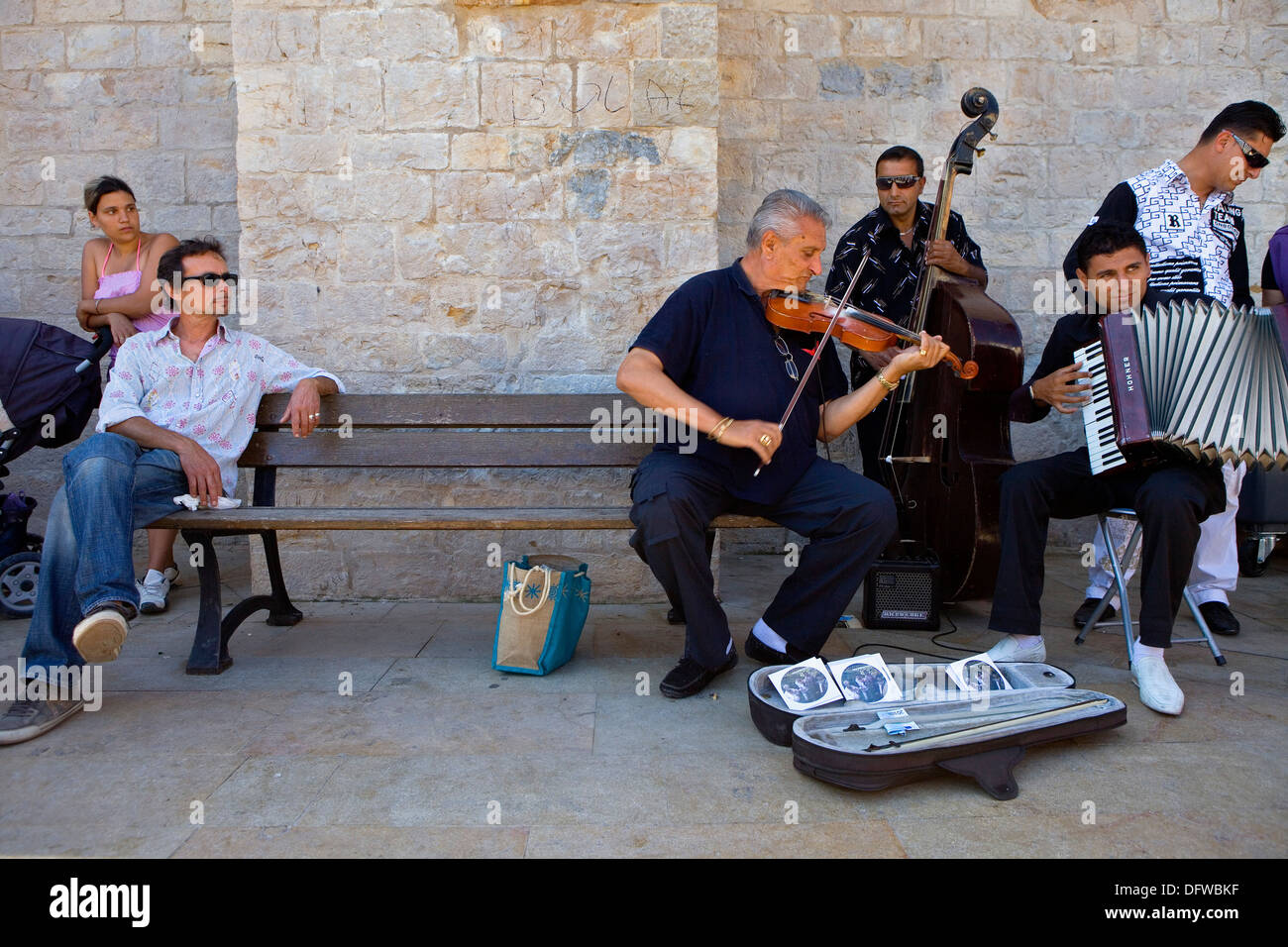 Gipsy musicians hi-res stock photography and images - Alamy