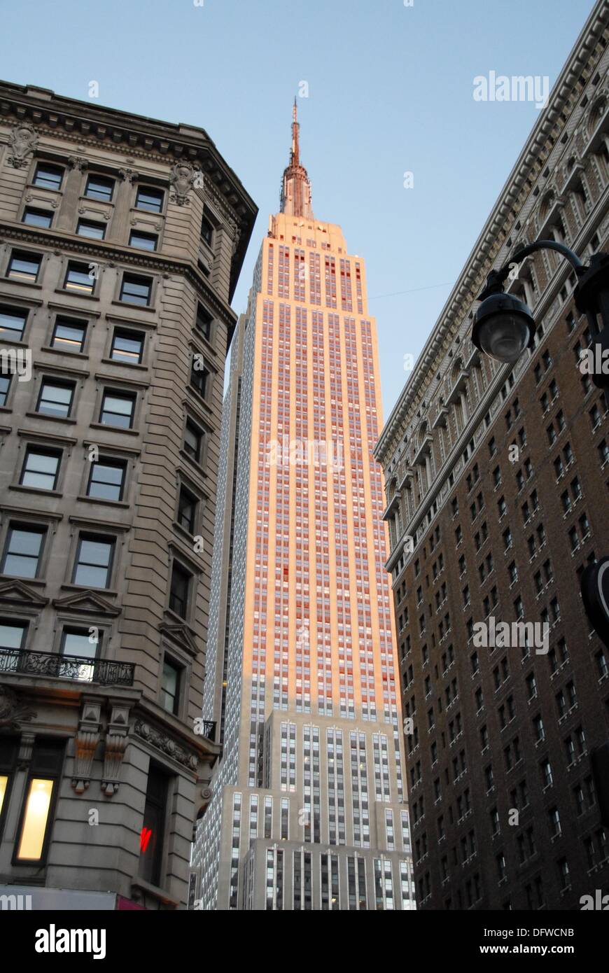 Sunlit Empire State Building in the early evening. Midtown West ...