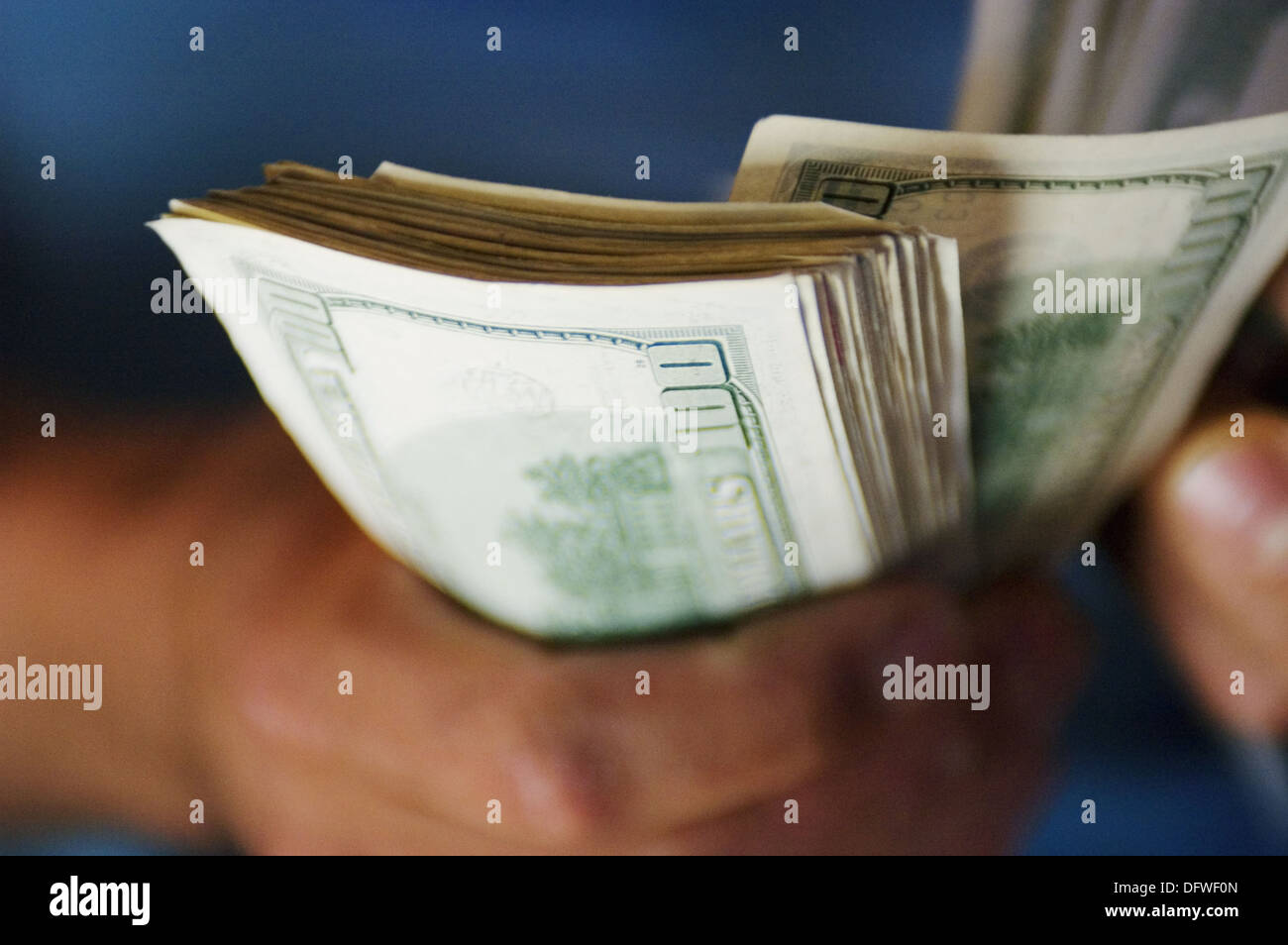 Woman count us dollar money hi-res stock photography and images - Alamy