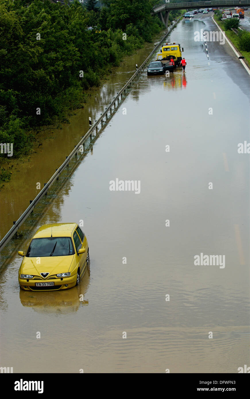 Inundation of highway after heavy rainfall, abandones cars after ...
