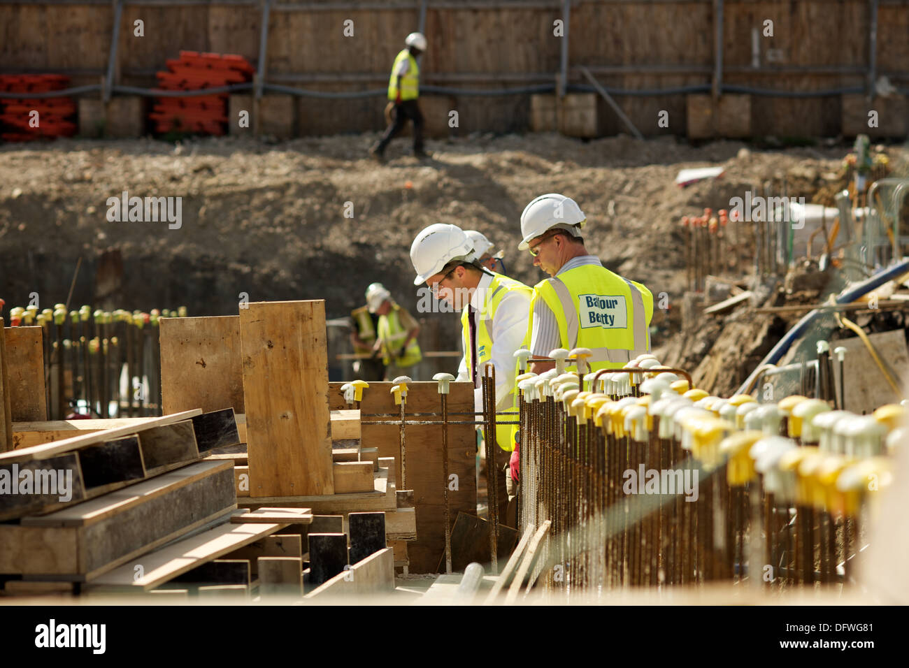 Men in hard hats high vis on construction site hi-res stock photography ...