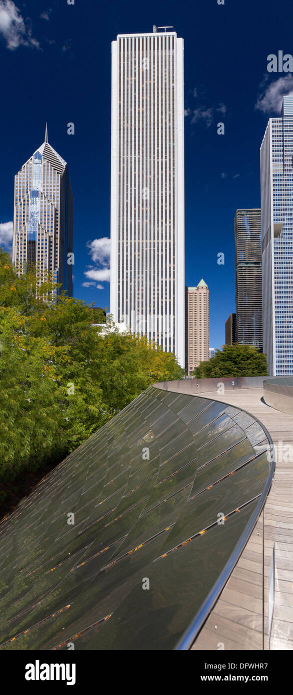 Chicago aon center skyscraper hi-res stock photography and images - Alamy