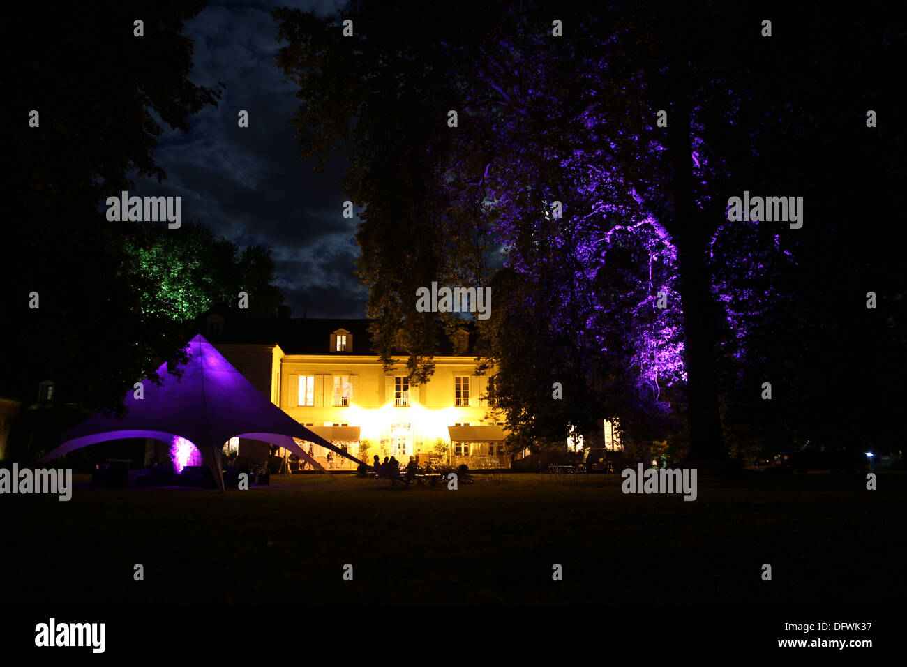 French chateau at night hi-res stock photography and images - Alamy