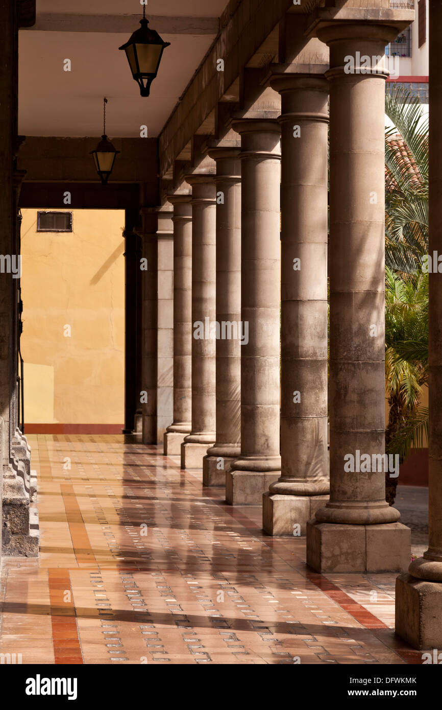 Pillars and columns hi-res stock photography and images - Alamy